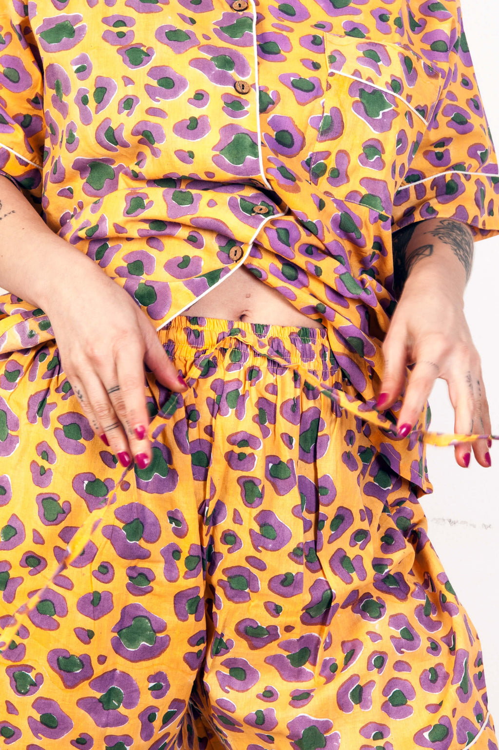 ROARING NIGHTS - LAZY PIGIAMI – Indigena Bazaar